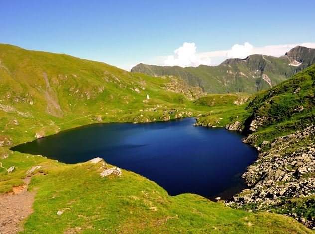 ȘTIAȚI CĂ: Lacul Călțun este un lac glaciar situat la nord-est de ...