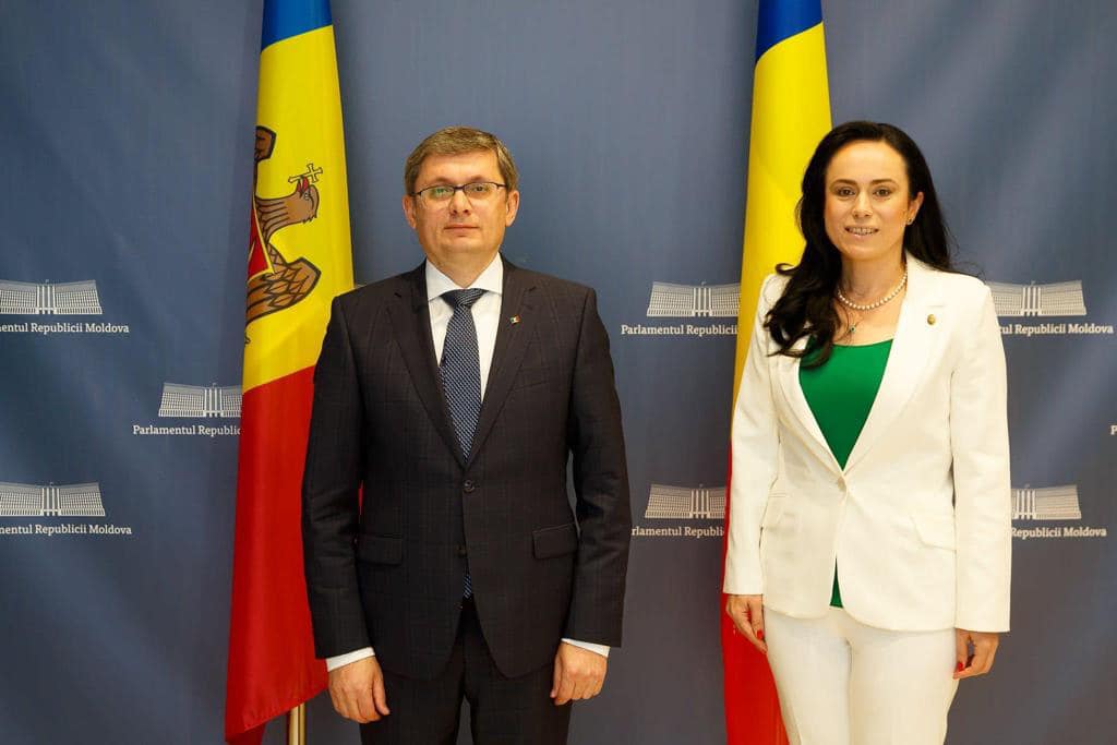 SIMONA BUCURA OPRESCU: Suntem împreună de aceași parte a destinului ...