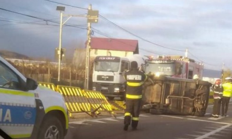 Un tânăr a intrat în spital după ce s-a dat cu mașina peste cap ...