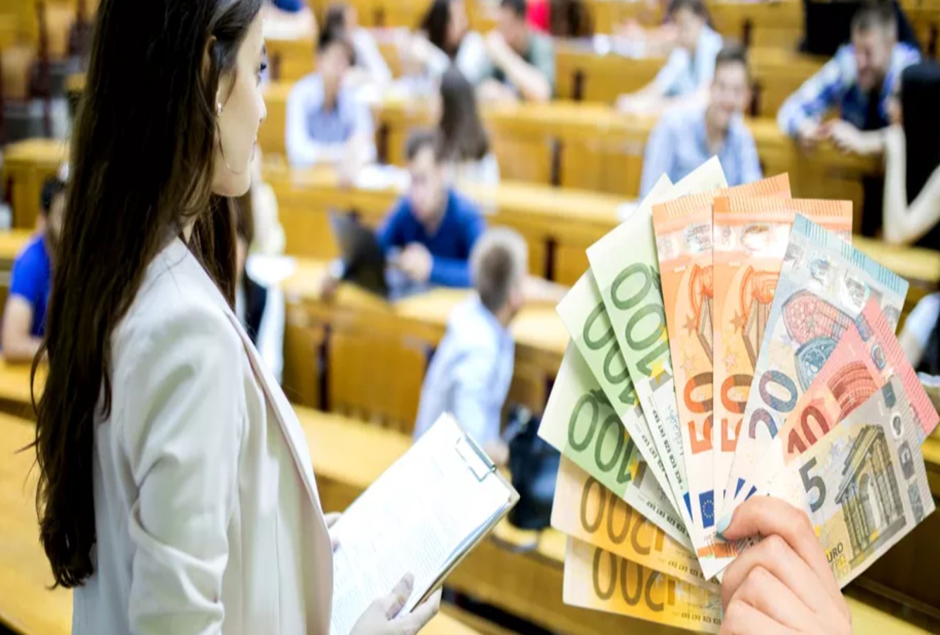 Bani mulți pentru studenții argeșeni. Pot câștiga lunar 2000 de euro ...