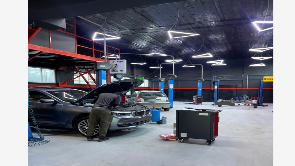 Plata cu ora. Primul service unde clienții își repară singuri mașinile ...